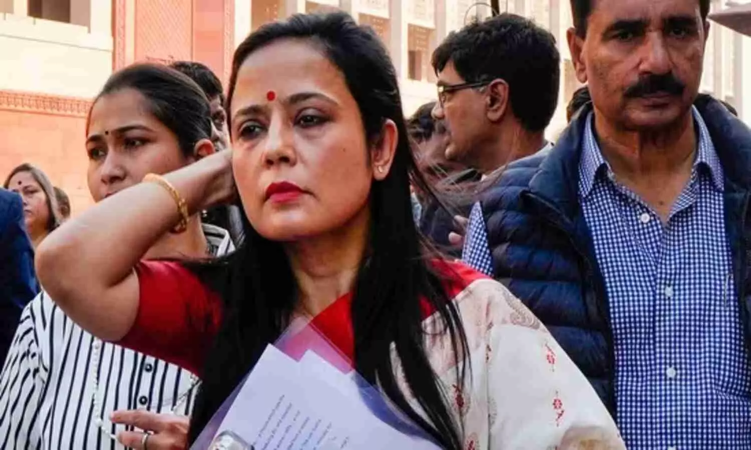 Mahua Moitra Cash-For-Query Scam|TMC MP Mahua Moitra Trouble| CBI Reports Cash for Query to ...