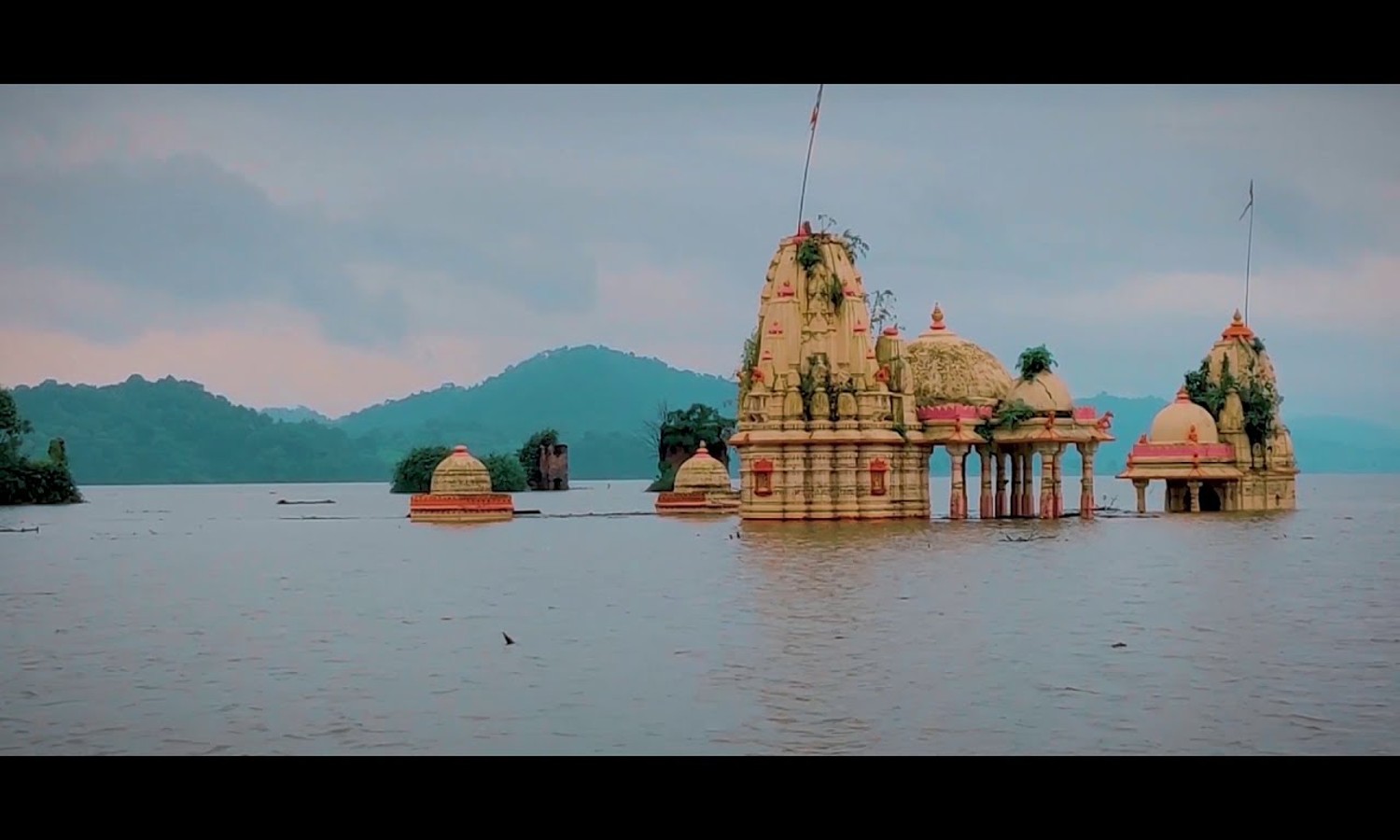 Nilkanth Mahadev Junaraj | This Shiva temple remains in water for 6 ...
