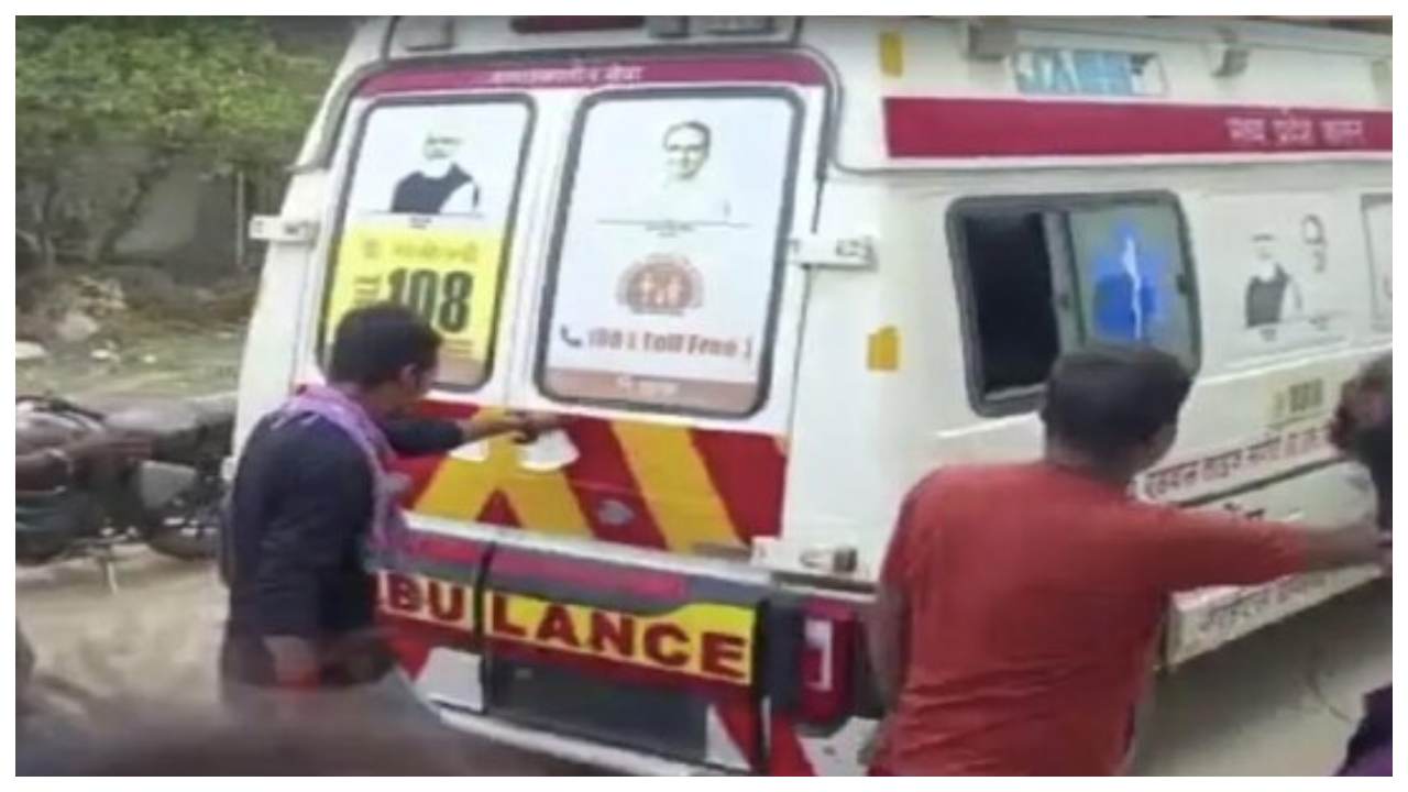 अस्पताल पहुंचने से पहले महिला ने दो बच्चियों को दिया जन्म | Newstrack ...