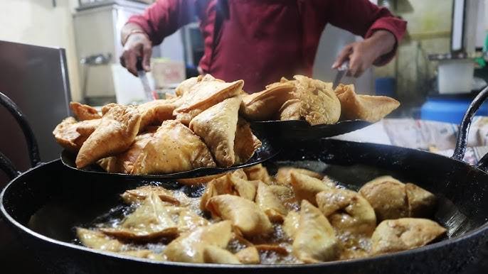 Agra Ka Famous Samosa | Uttar Pradesh Ka Famous Food | Agra Moti Katra ...