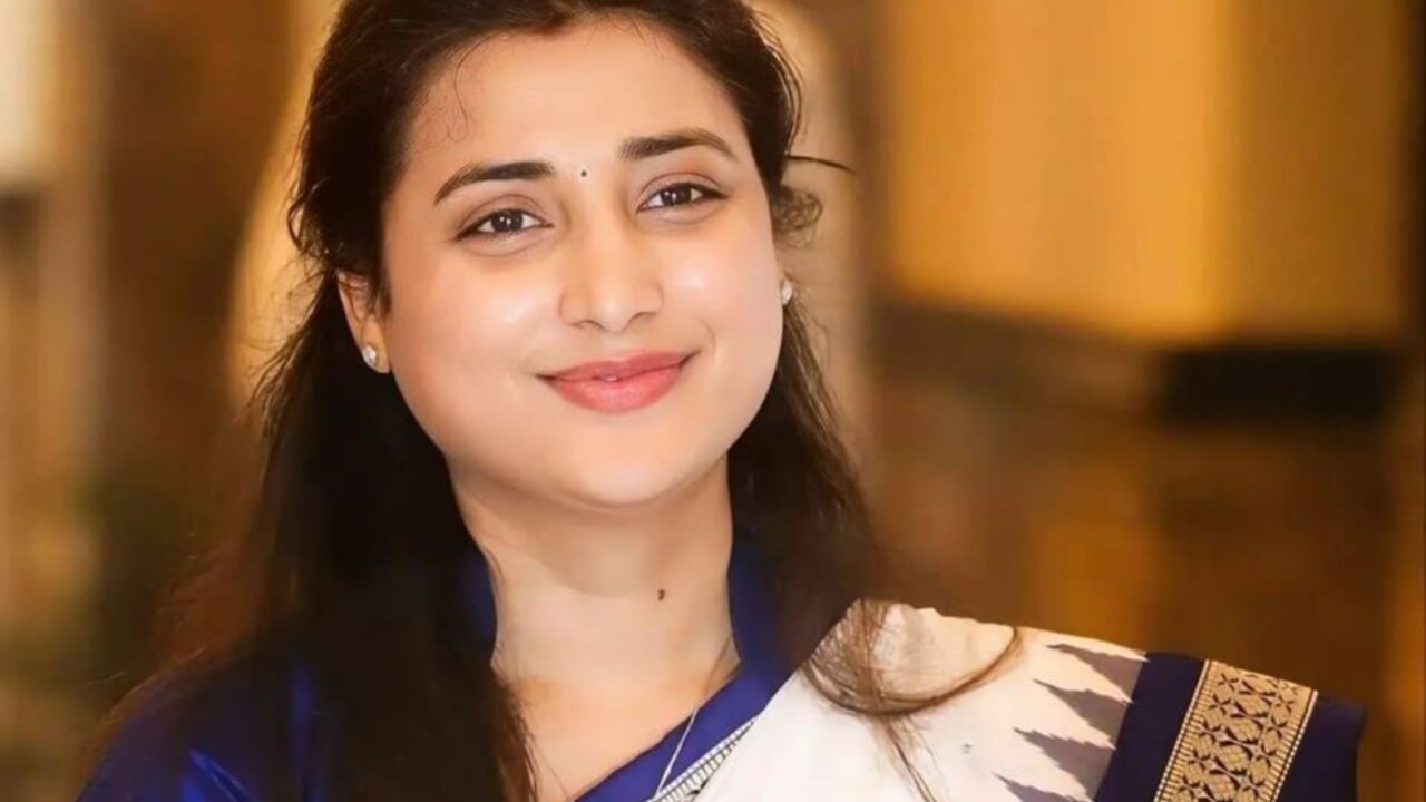 Samajwadi Party Beautiful MLA Ragini Sonkar| Ragini Sonkar Biography| News Track Hindi News ...