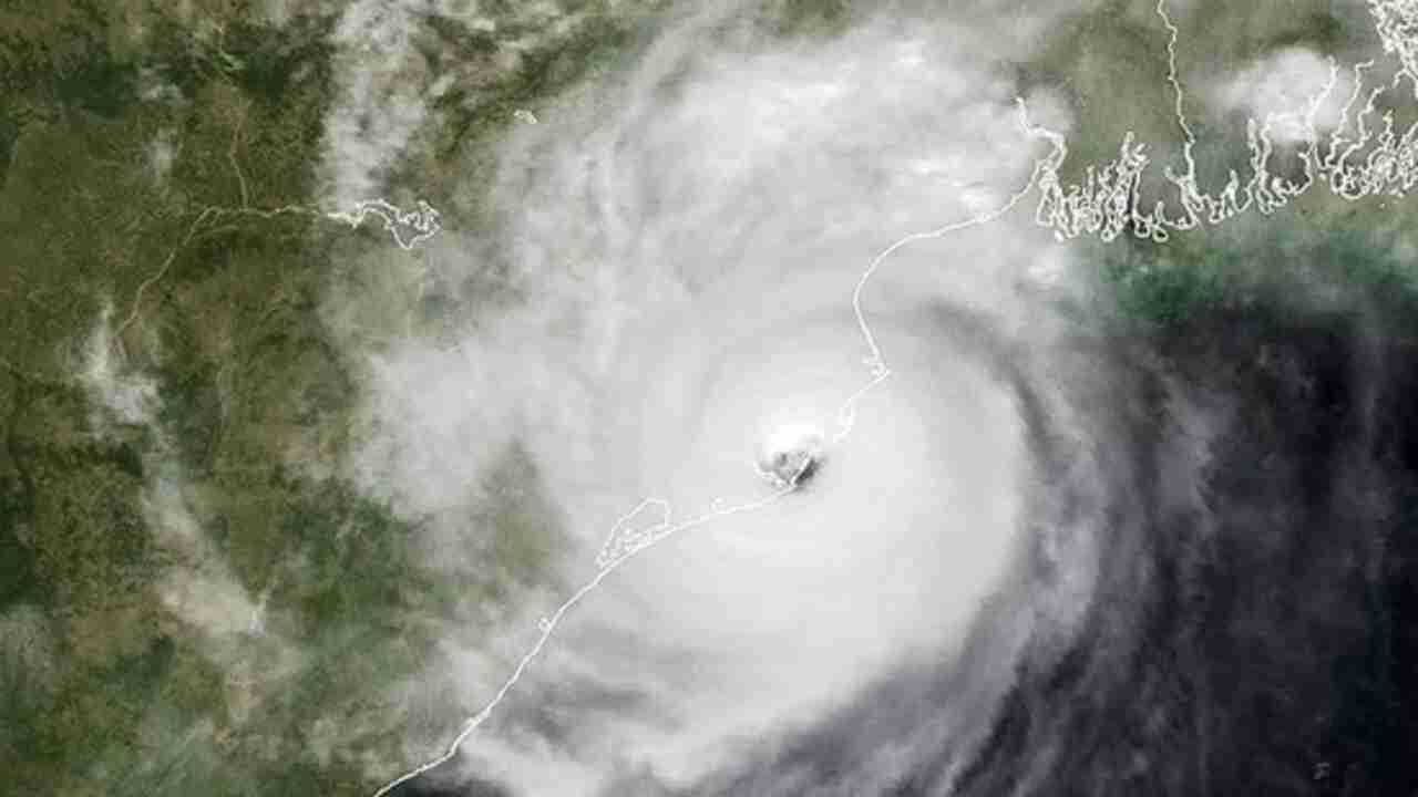 Cyclone Dana Update | chakrawat tufan dana | Cyclone in Odisha ...