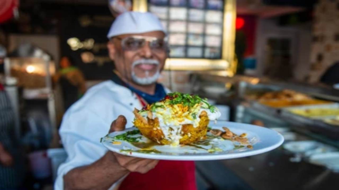 Lucknow Famous Chat King in Tedhi Puliya | Lucknow Mein Kahan Milegi ...