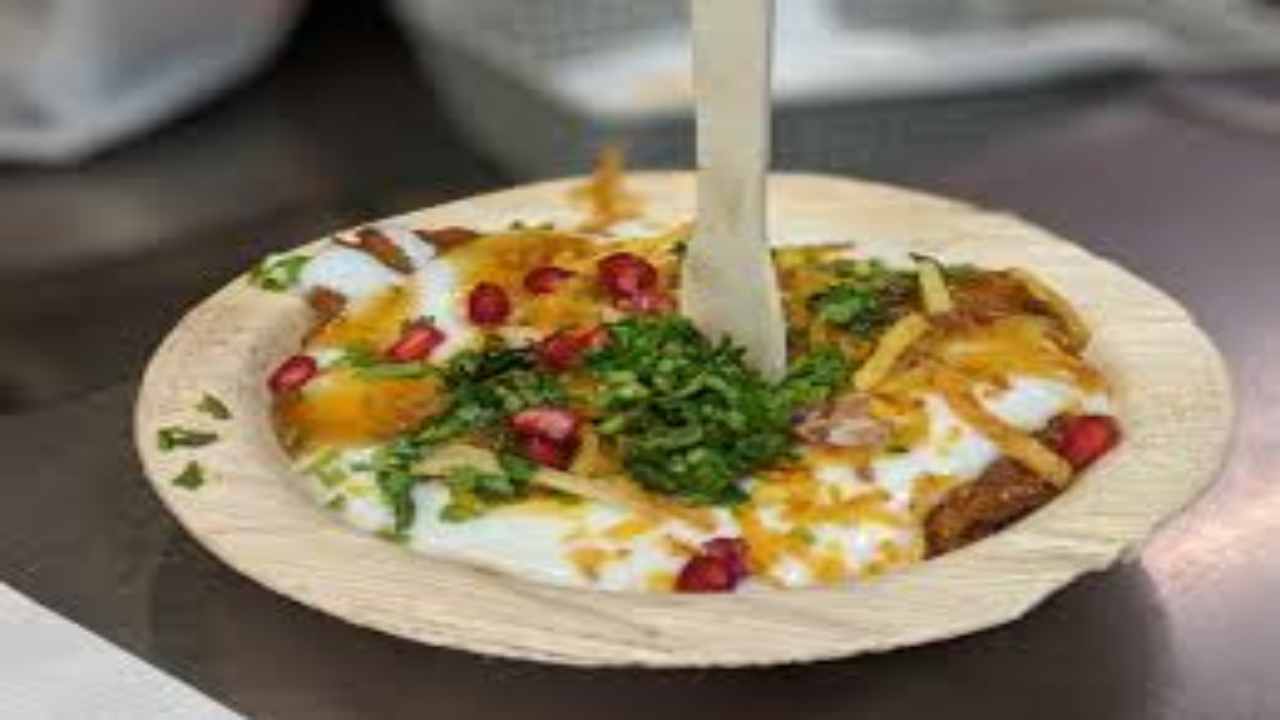 Oldest Chat Corner in Lucknow | Ram Narayan Chat Corner | 95 Years Old ...