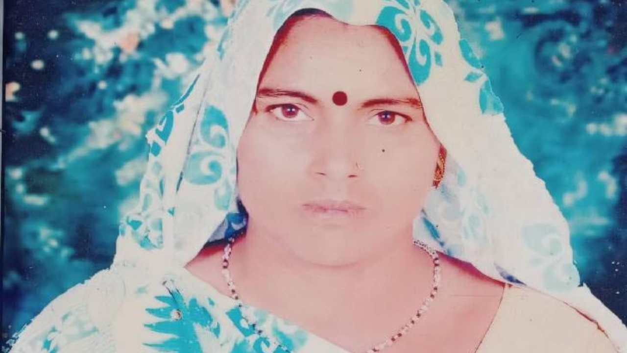 Jhansi News| Pandit Dhirendra Shastri Ke Katha Sunne Ja Rhe Mahila Ka ...