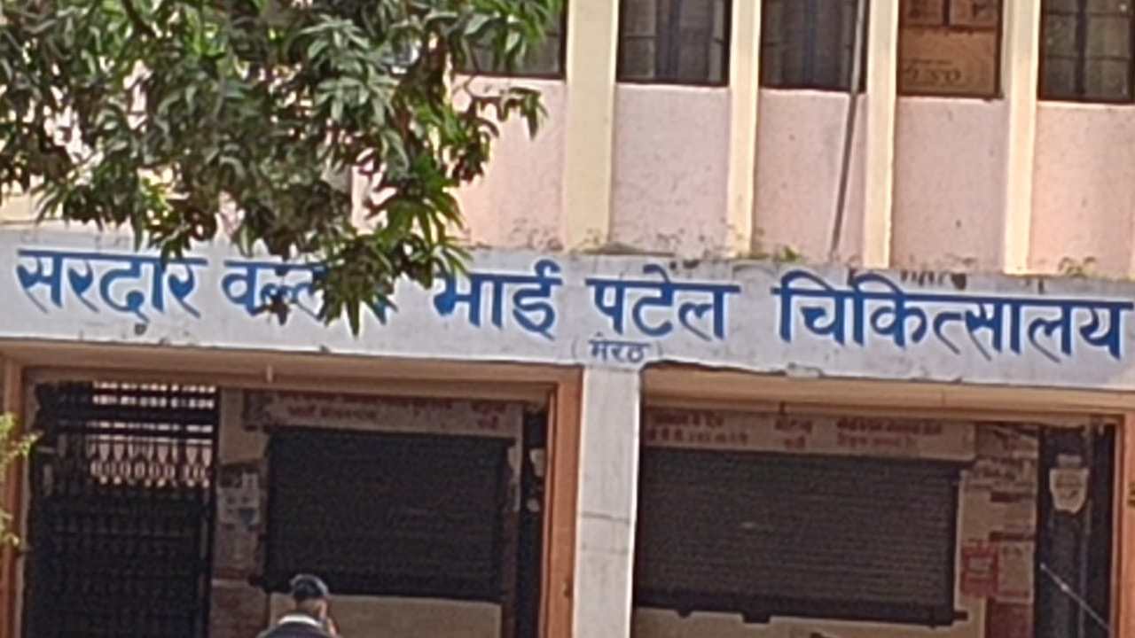 Meerut News| Bacche Ko Vantilator Se Hattane Par Medical College Me ...