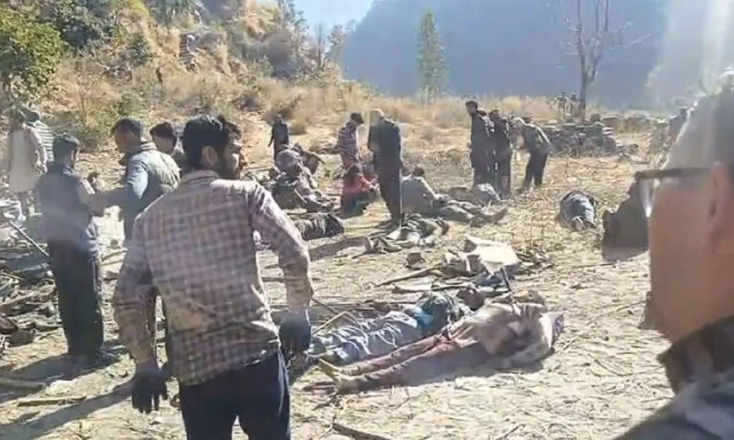 कुल्लू में 25 लोगों से भरी बस खाई में गिरी | Kullu accident | Kullu ...