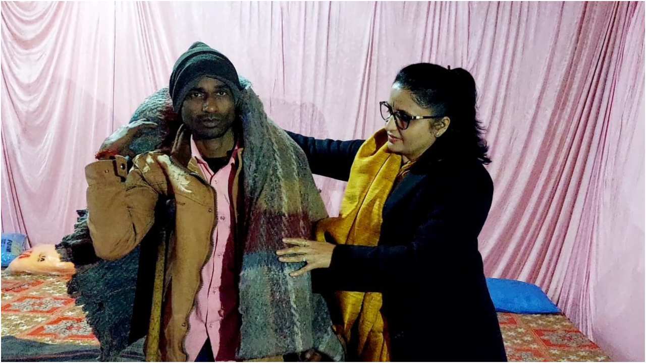 Bahraich DM Monika Rani | Cold Weather | Blankets Distribution | Latest ...