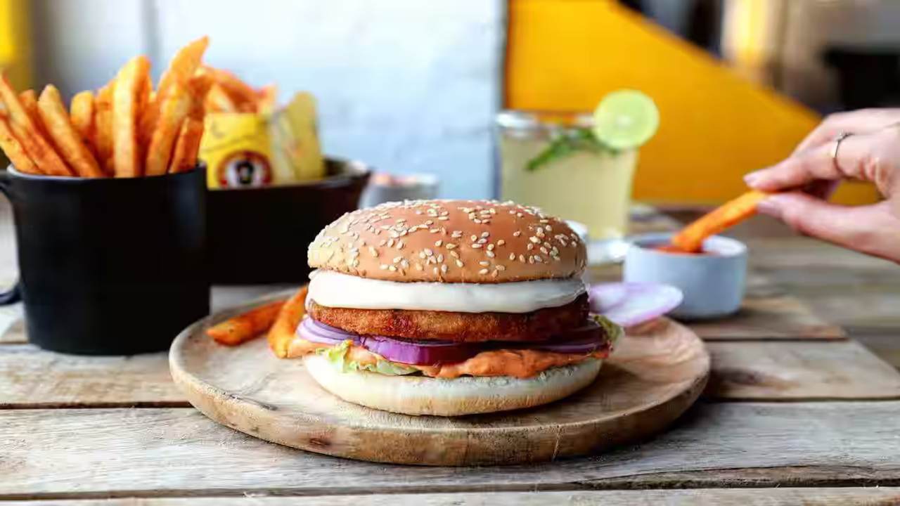 Lucknow Best Burger | Burger Jeet Lucknow | Burger Jeet Ashiyana ...