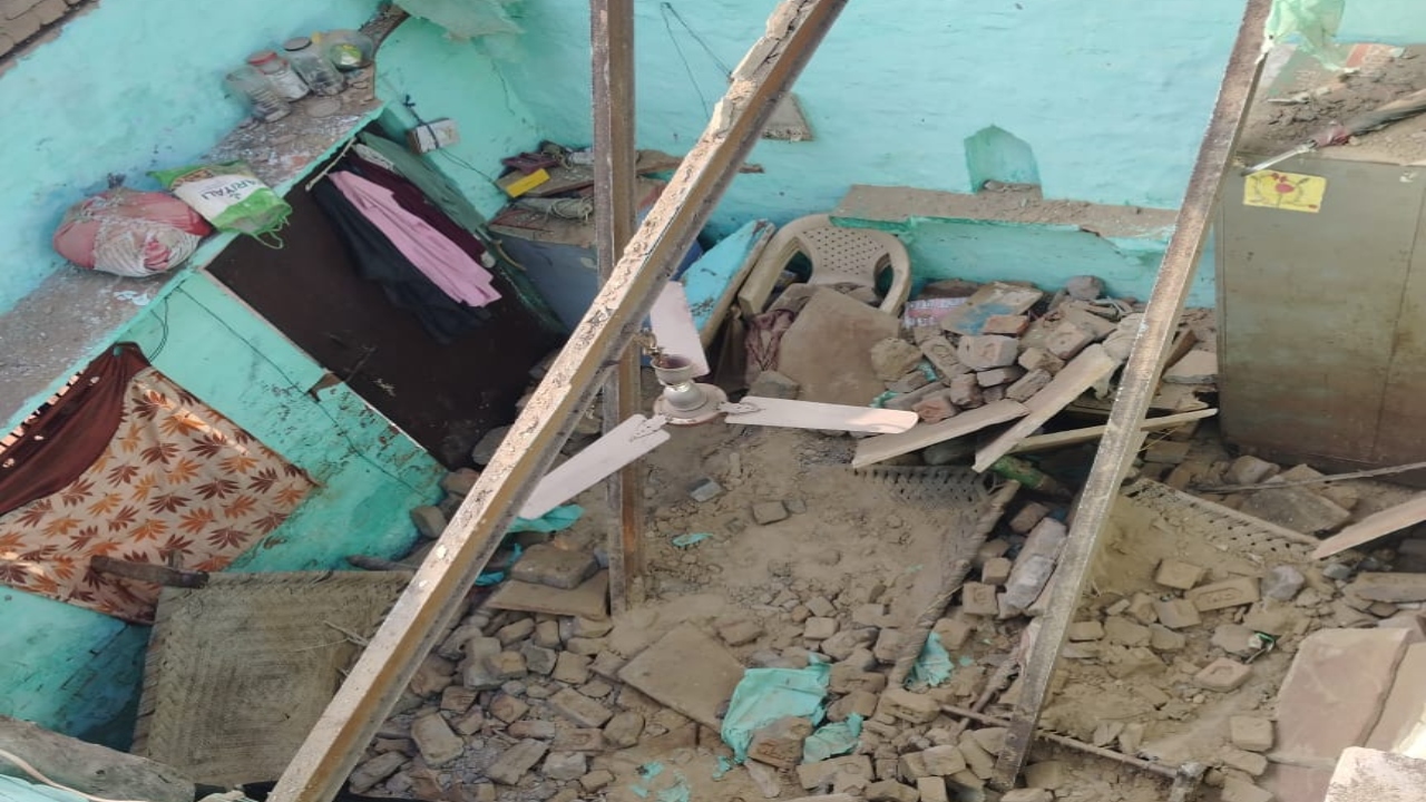 Hathras Mursan Police Station Area Roof Collapsed Couple got Buried ...