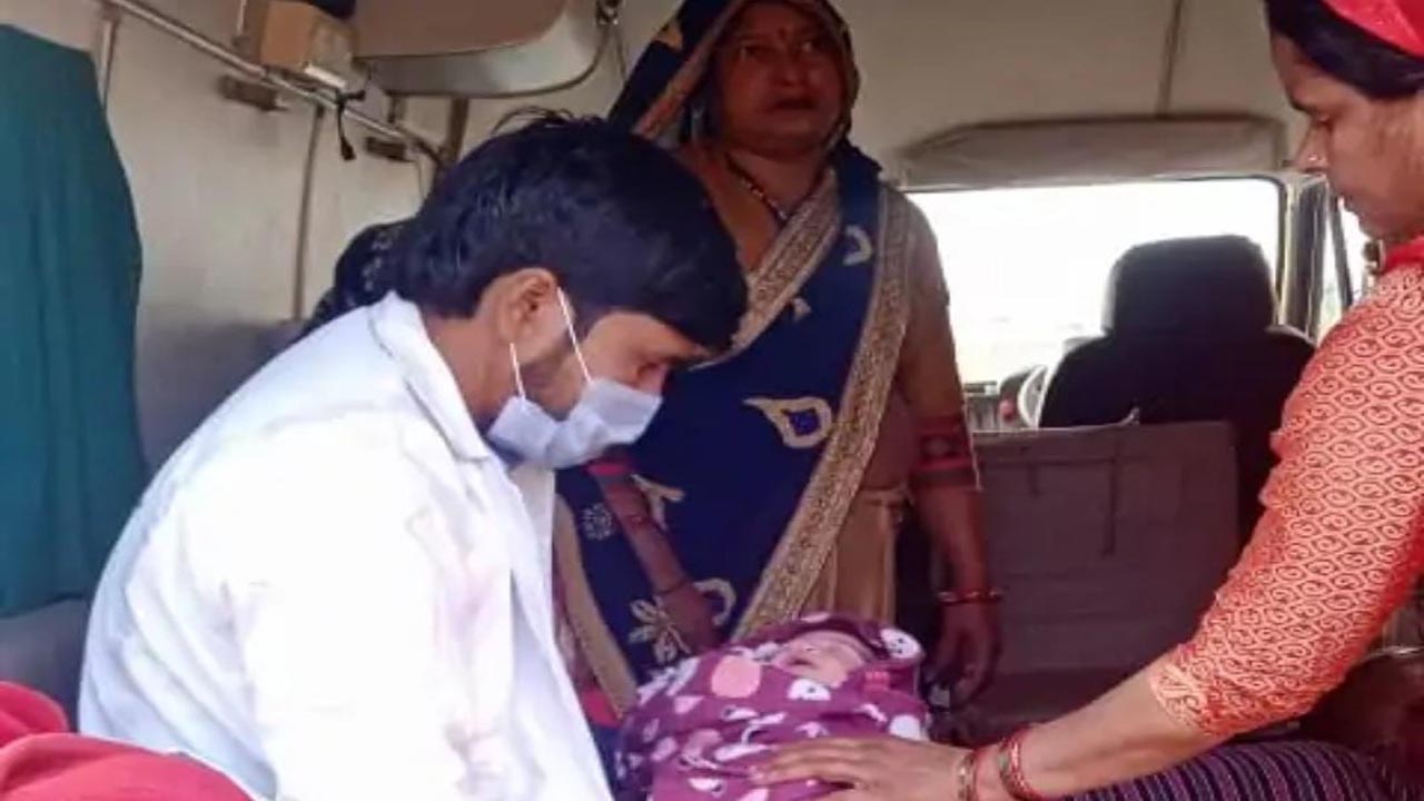 एंबुलेंस में महिला ने बच्चे को दिया जन्म | Auraiya News | Birth in ...