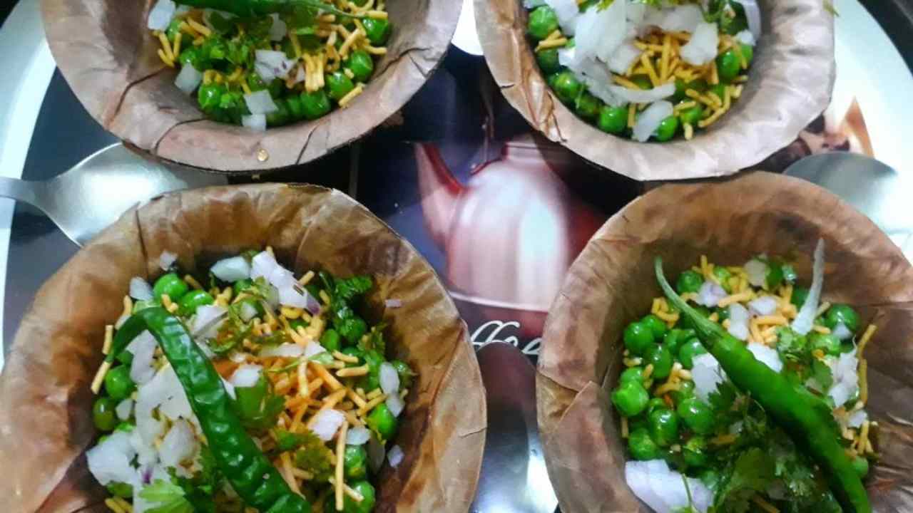 Lucknow Famous Street Food | Chatpati Hari Matar Chaat | Chatpati Hari ...