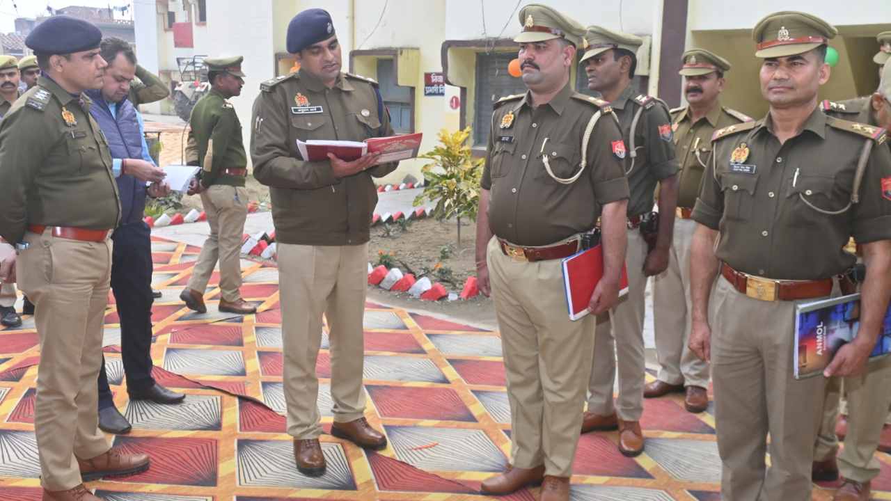 Bareilly News Today SSP Anurag Arya Inspected Bithri Chainpur Police ...