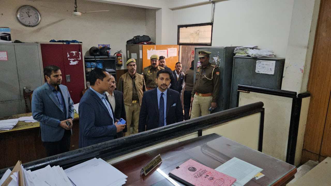 Lucknow News Today DM Arrived For Surprise Inspection of Kaiserbagh ...