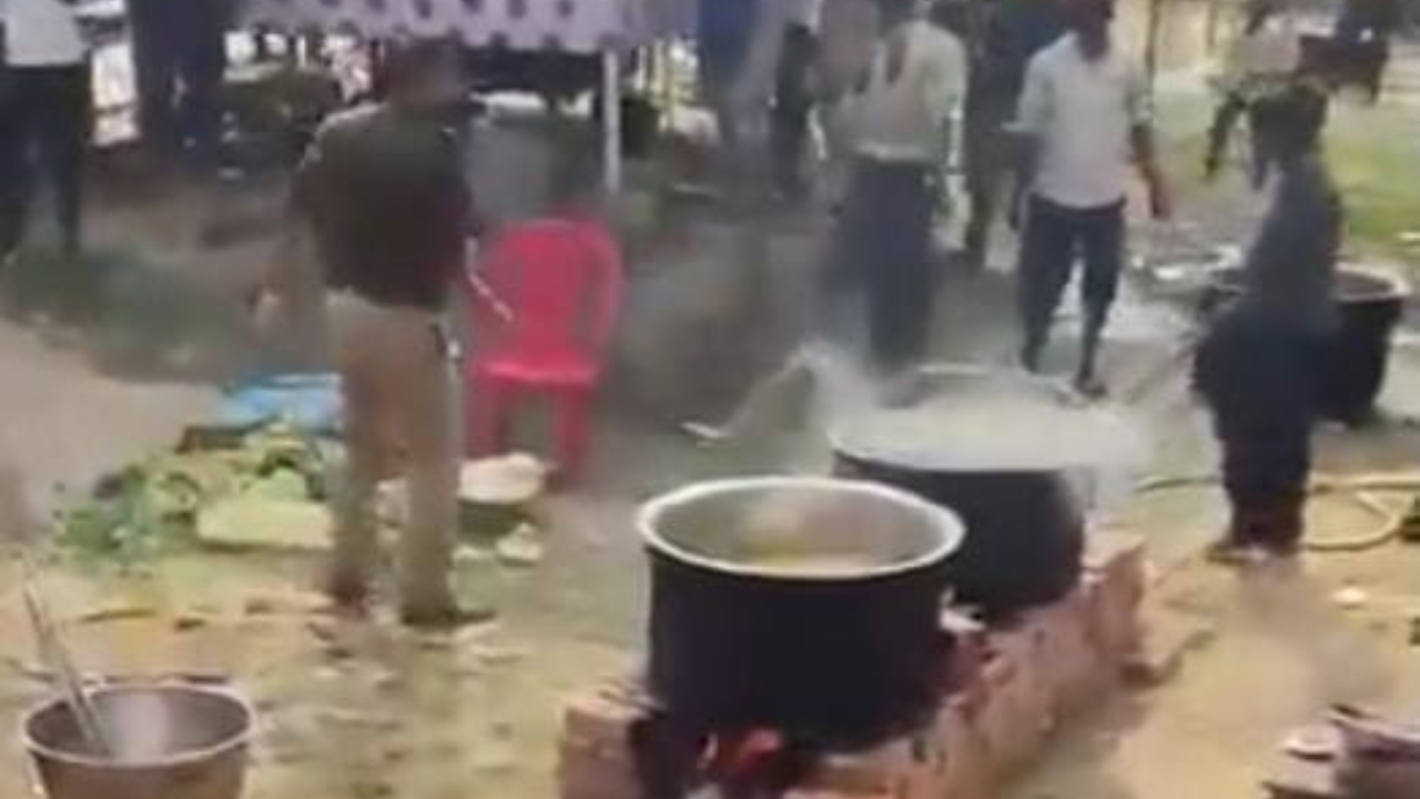 Mahakumbh 2025|Policeman Put Sand In the food Prepared for Devotees in Mahakumbh Video Viral ...