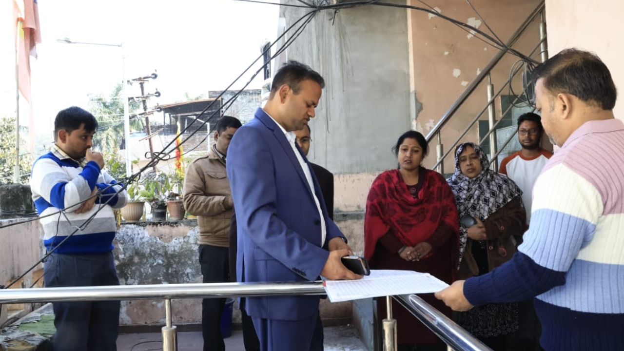 Bareilly News| DM surprise inspection of District Supply Office|UP News ...