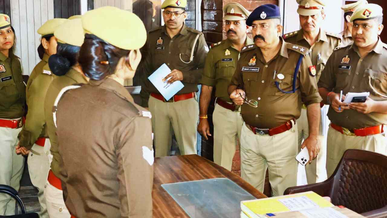 Hapur News SP conducted annual inspection of Babugarh police station ...