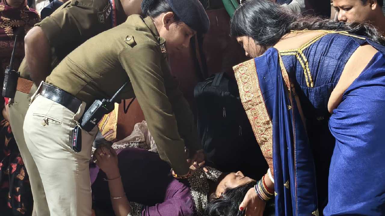 Chandauli News RPF team of DDU Junction saved the life of the woman by ...