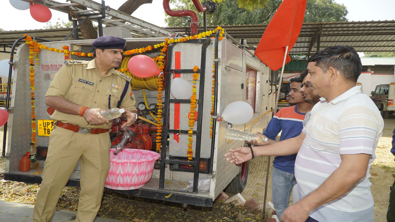 Fire brigade team returned with ganga jal from Mahakumbh 2025 SSP distributed Etawah ki taza ...