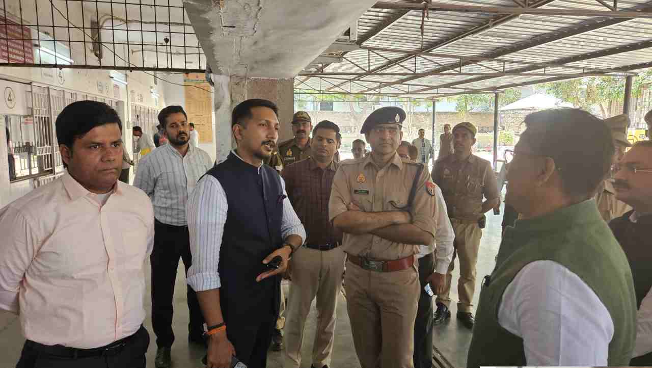 Lucknow News Today DM Vishak G Iyer Suddenly Raid RTO Office Located in ...