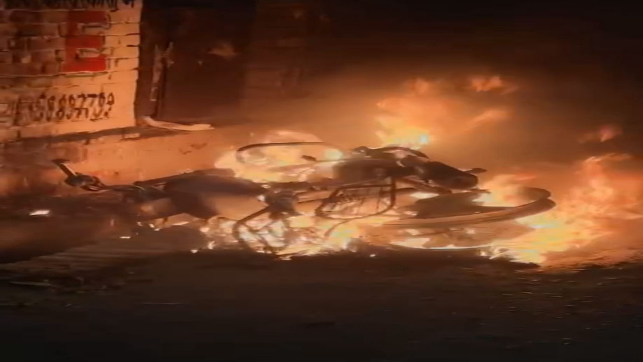 Fight between friends for momos | bike on fire in Jhansi | Jhansi ki ...