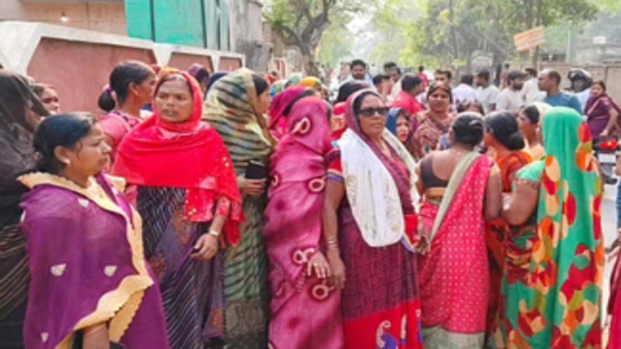 Hundreds of villagers gheraoed the SP residence after the murderers of ...