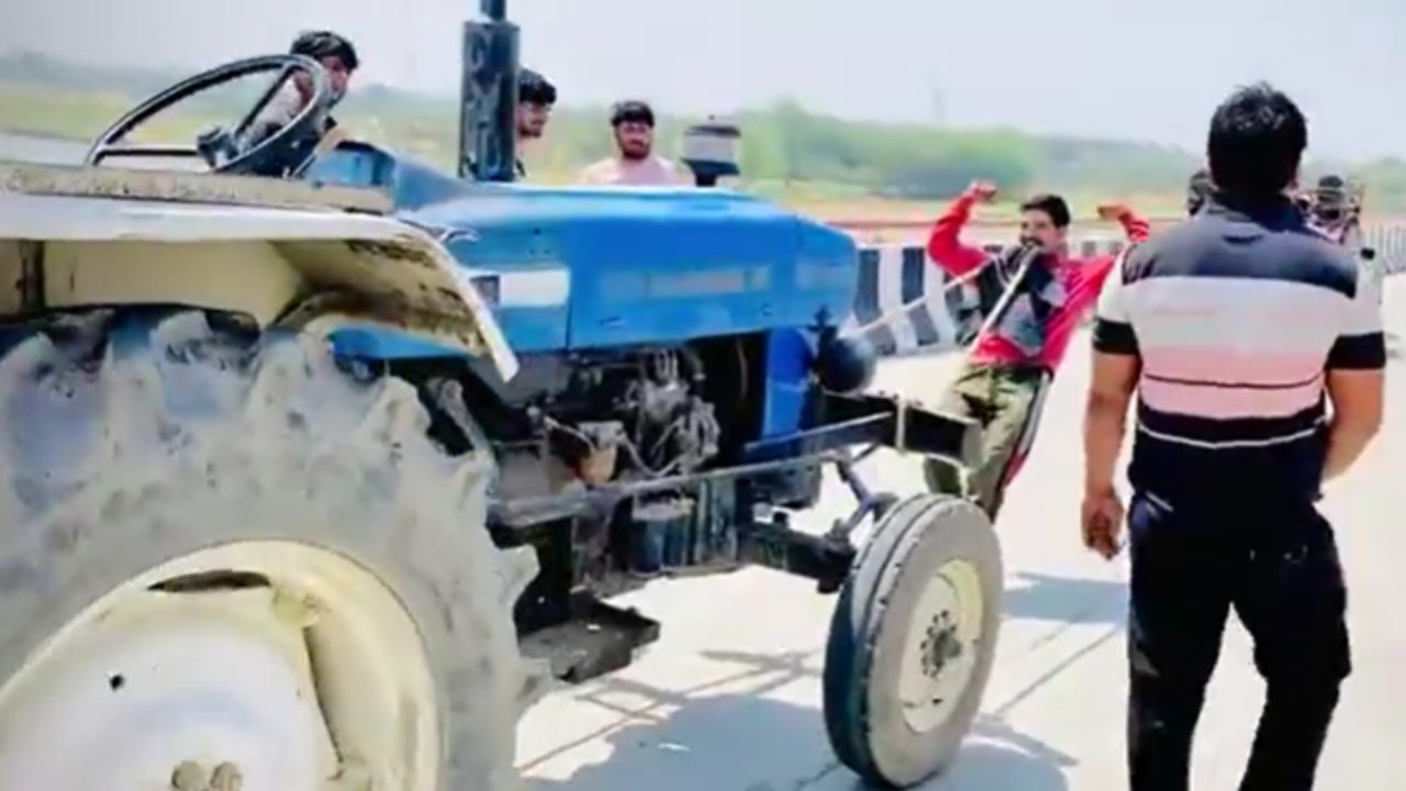 Viral Video Shows Minor Pulling Tractor with Teeth in Baghpat | Baghpat News: नाबालिग का दांतों ...