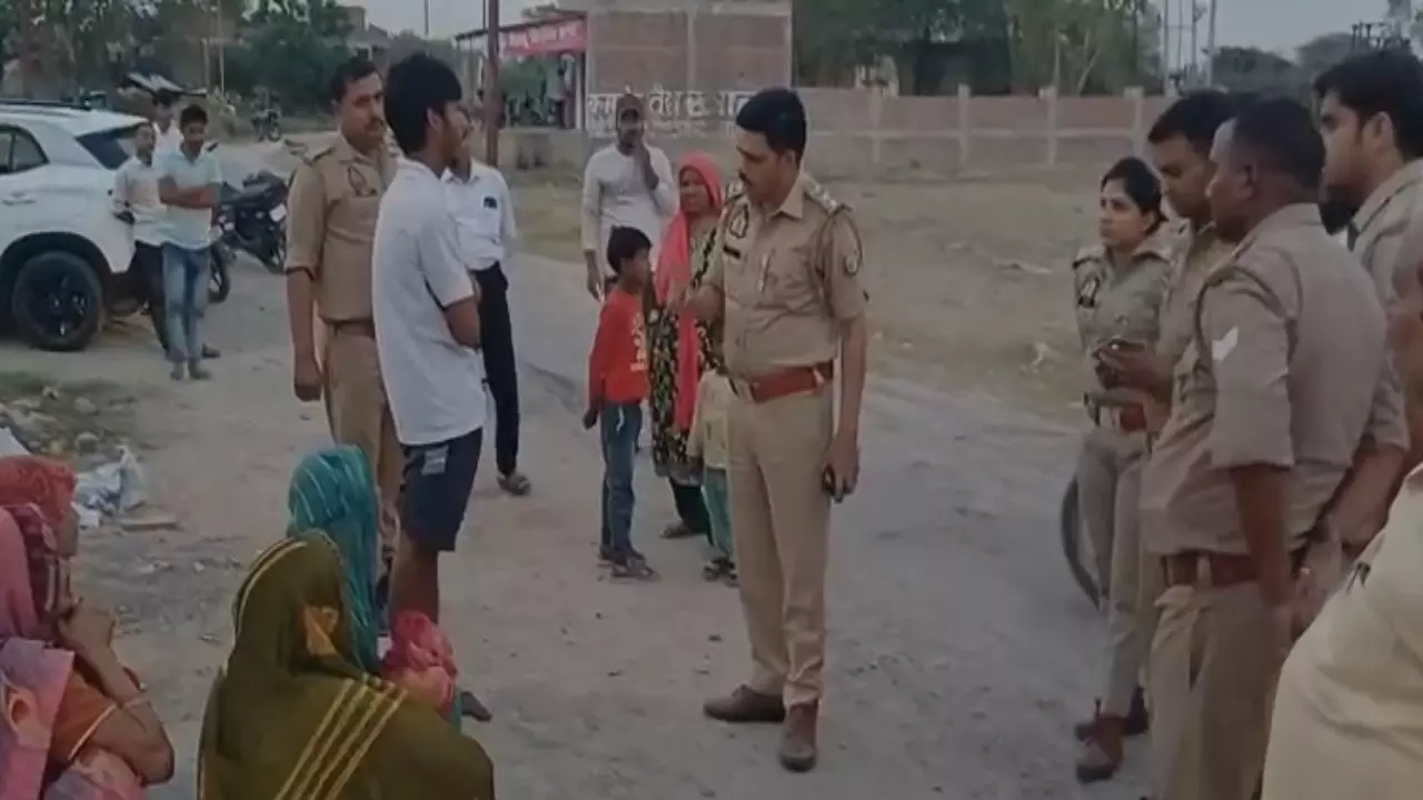 Give a complaint to CMO...Police officer gave strange advice to the victim| Hardoi Ki Taza ...
