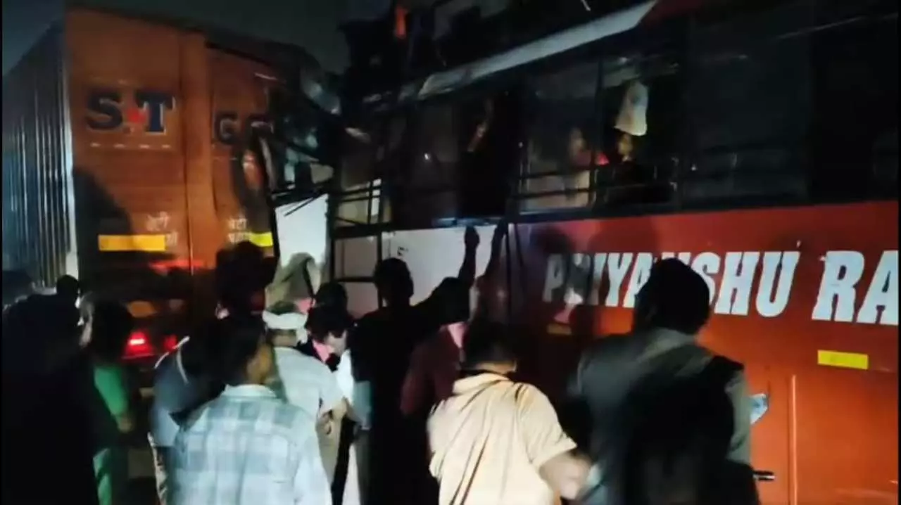 Barabanki News|Horrific road accident on Lucknow-Ayodhya highway drunk driver Rammed bus into ...