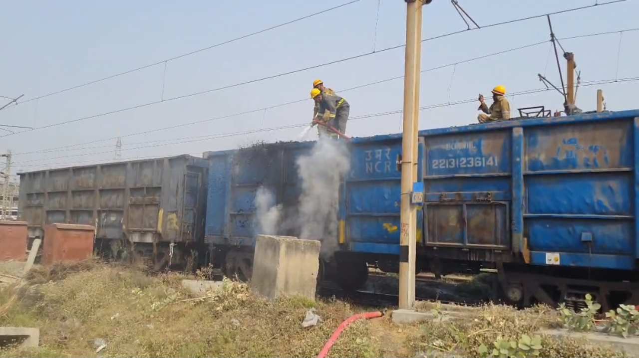 Chandauli News| Fire broke out in bogie of coal laden train in DDU ...