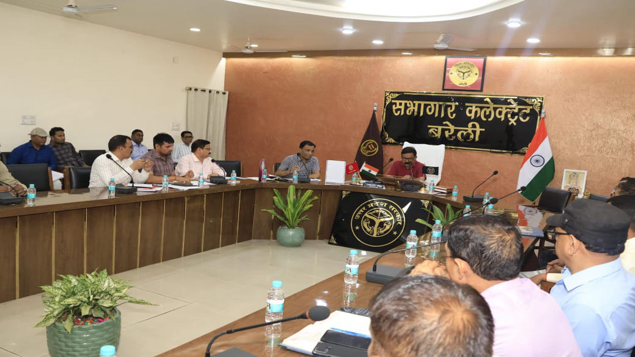 Bareilly DM meeting | wheat procurement | Less farmers registered in Mirganj |Bareilly ki taza ...