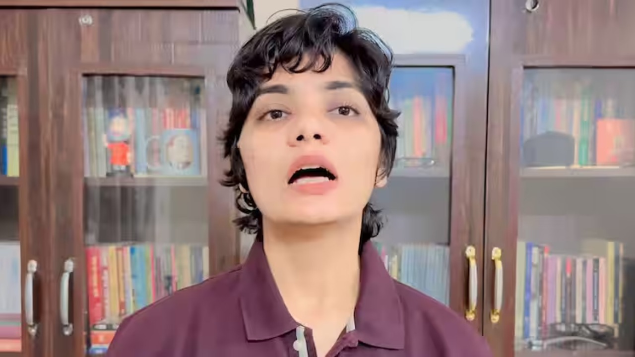 FIR filed against Neha Singh Rathore in Varanasi, uproar over her comment on PM | नेहा सिंह ...