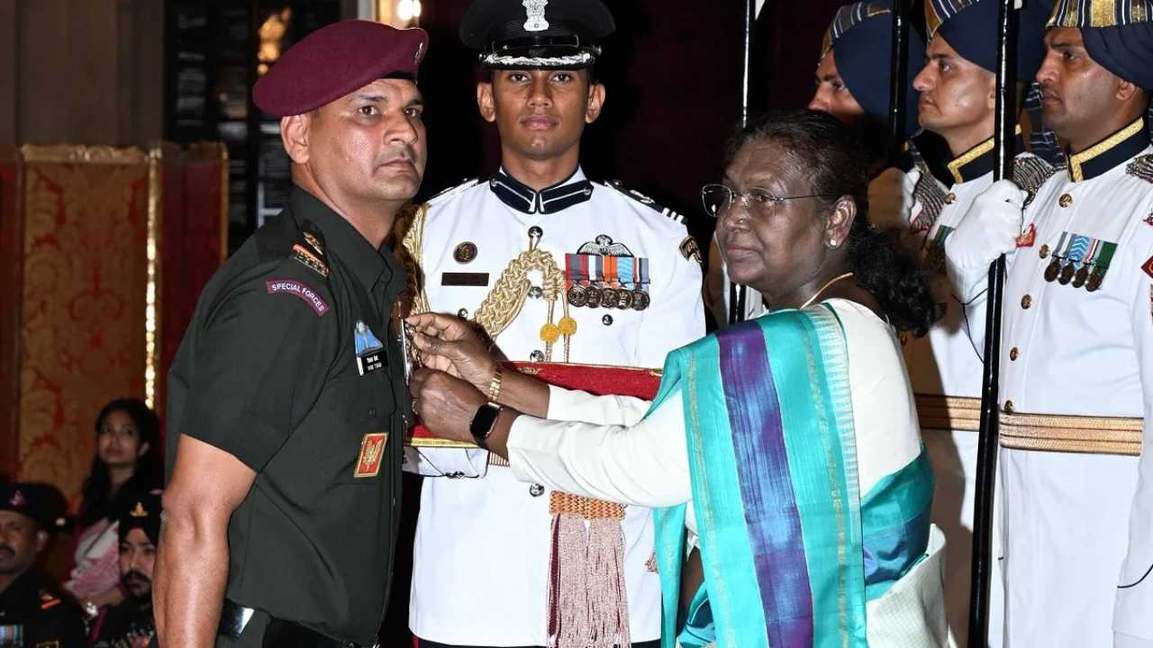 President Murmu Awards Gallantry Awards Shaurya Chakra to Brave Soldiers, President Murmu ...