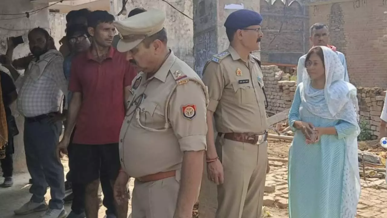 Police Administration Removed Illegal Occupation from Mirganj Panchayat Secretariat in Bareilly ...