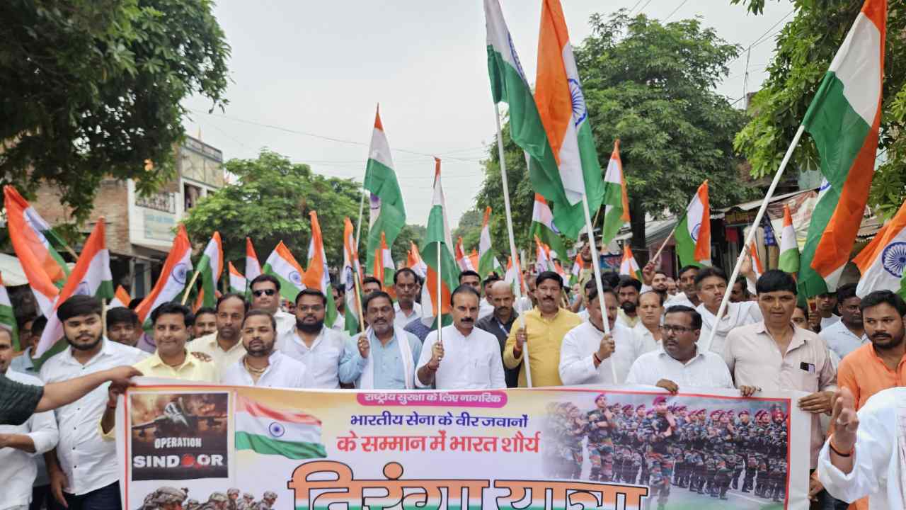A grand Tiranga Yatra was taken out in Chandauli in honor of the army ...