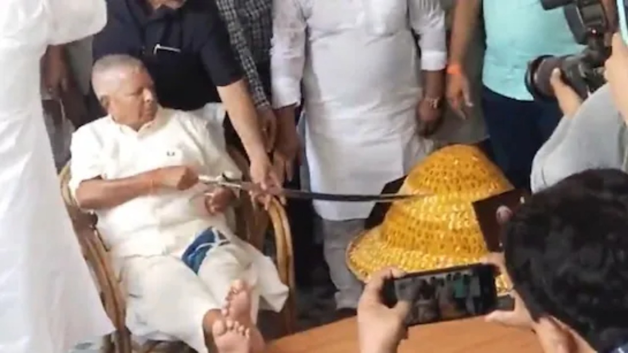 Lalu Yadav birthday 2025, 78 kg laddu cake, Lalu Yadav cake cutting ...