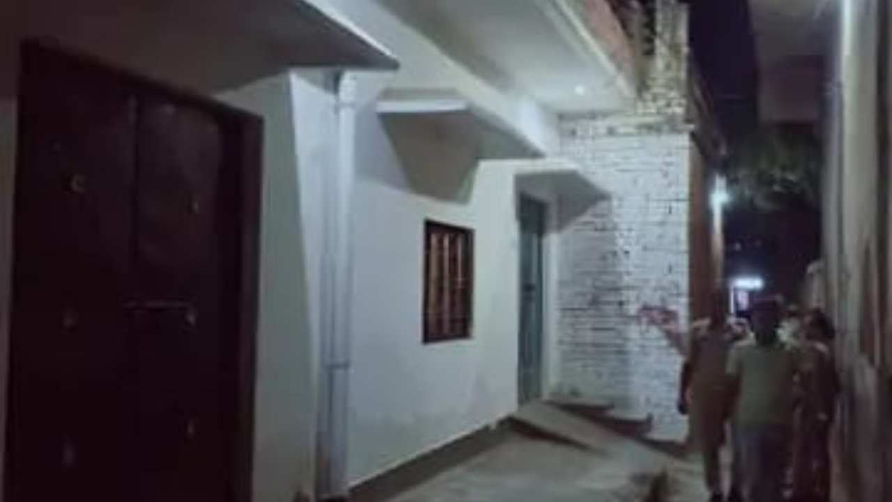 Lucknow News|police raided house in malihabad recovered huge amount of arms and cartridges | UP ...