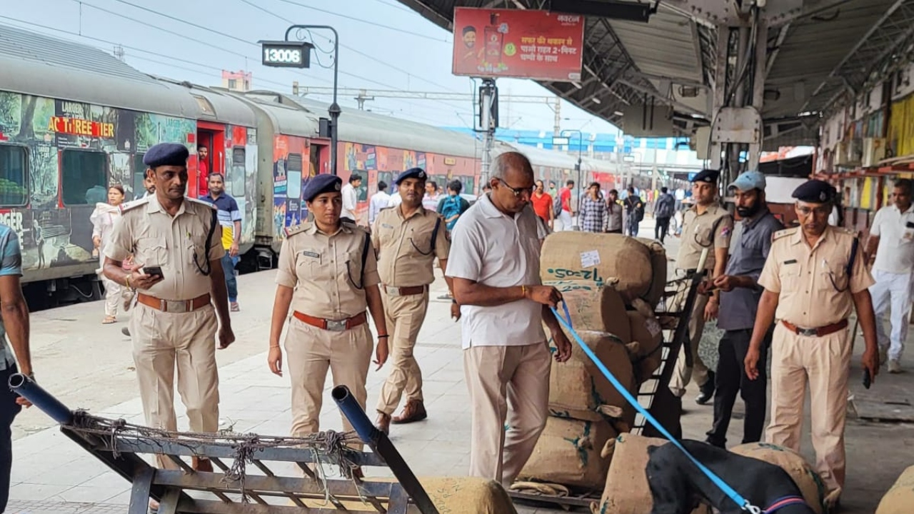 Chandauli News|Awareness campaign by security forces at DDU railway ...