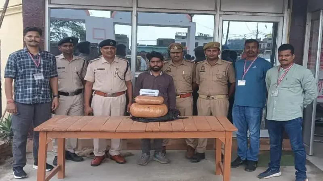 Chandauli News: action by police and DDU RPF, 50 thousand rupees ganja seized, thief arrested ...