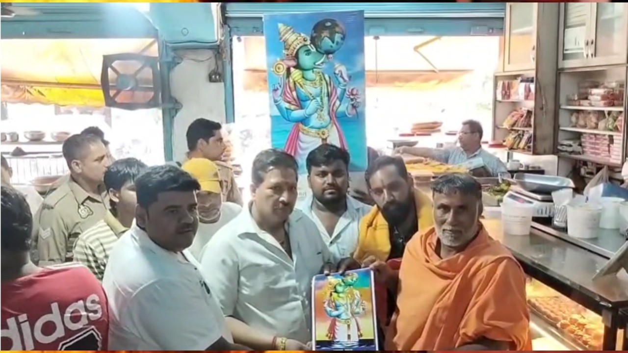 Shamli : Swami Yashveer Maharaj Distributes Lord Varaha Pictures to ...