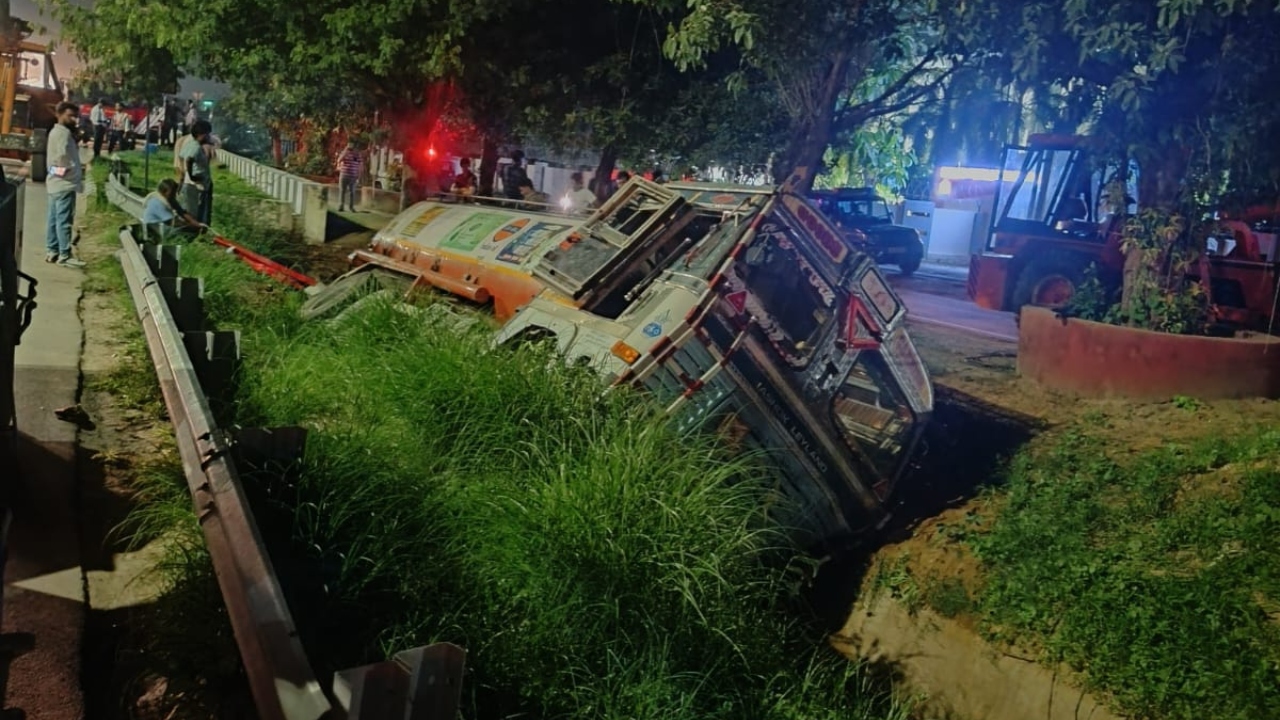 Lucknow News| Petrol tanker overturned while trying to avoid speeding car on Shaheed Path in ...