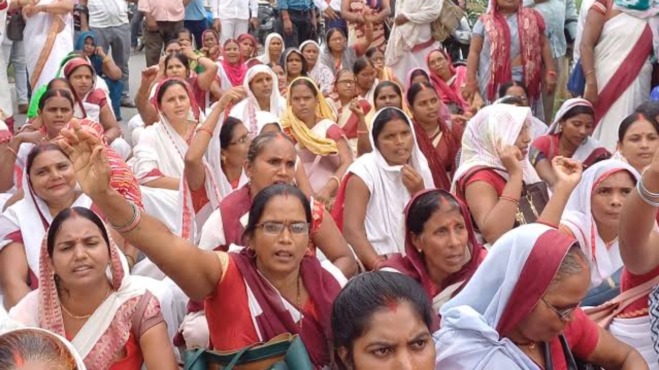Chandauli News| ASHA Workers Protest in Chandauli Demand dues Before ...
