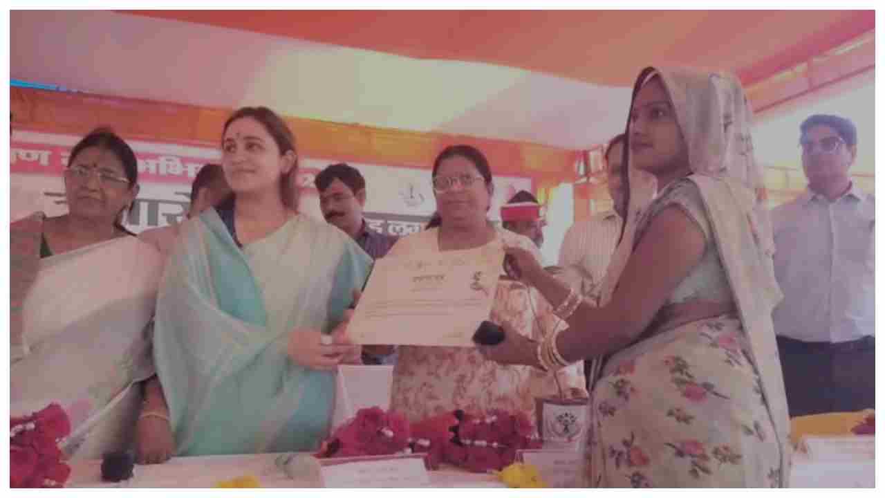 Etawah News|etawah aparna yadav plants sindoor tree under operation ...