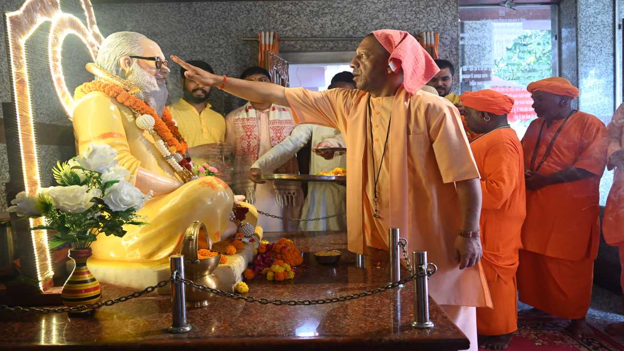 Guru Purnima, CM Yogi did special worship of Mahayogi Gorakhnath ...