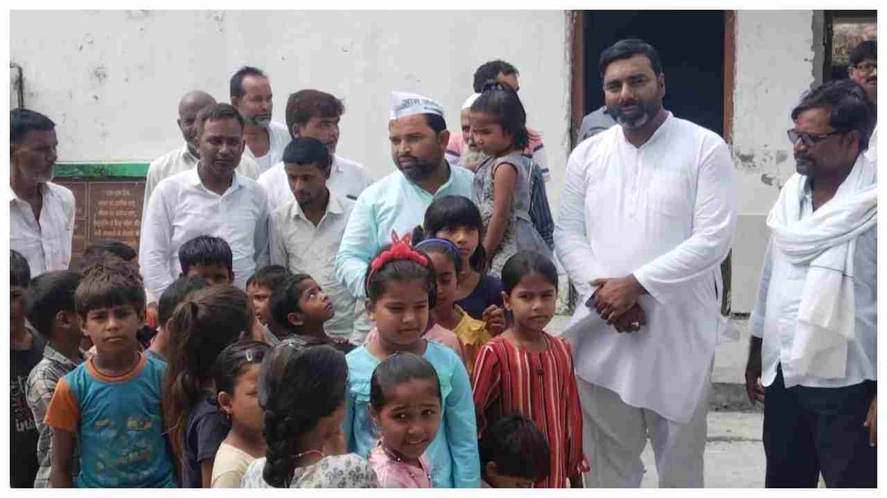 "Siddharthnagar: AAP's Imran Latif Protests Primary School Closures ...
