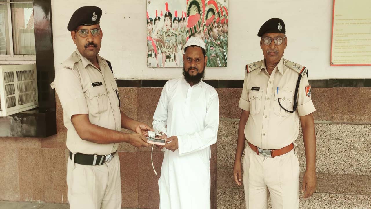 RPF personnel at Pt. Deendayal Upadhyay Junction returned a lost mobile ...