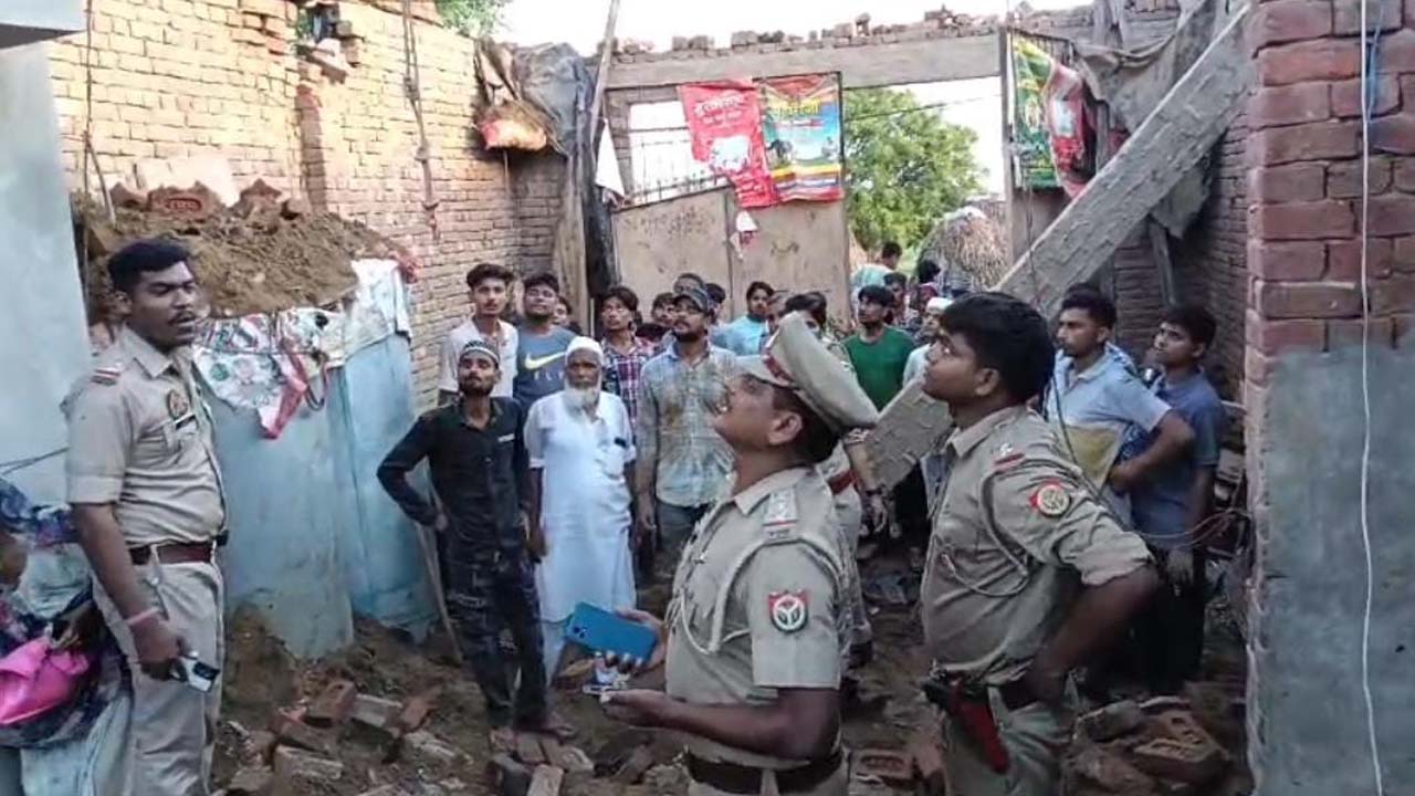 Hapur: House Collapses Due to Weak Beam, One Child Dead and Five ...