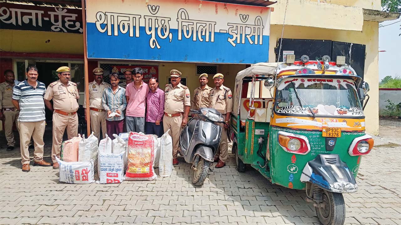 Jhansi Police arrested three men plotting a major theft. Seized a ...