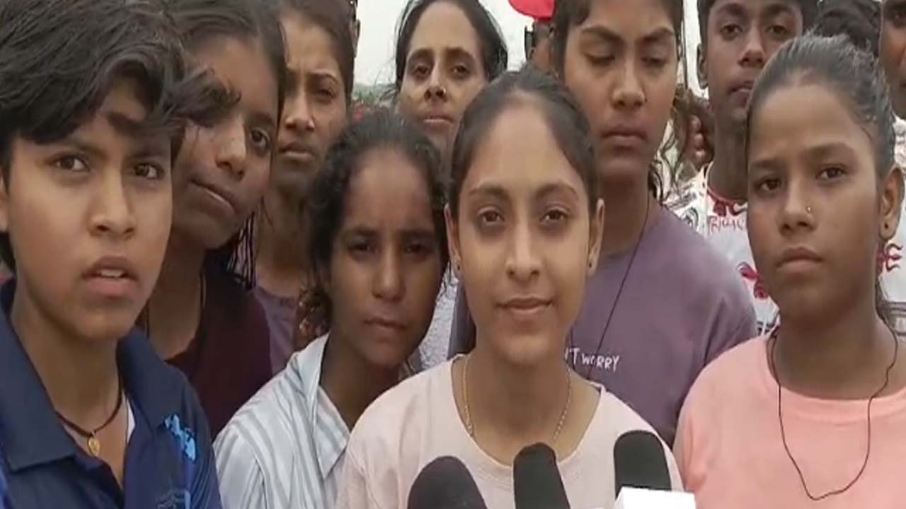 Kasganj: Thousands of Kanwariyas, Including Many Women, Gather at Ganga ...