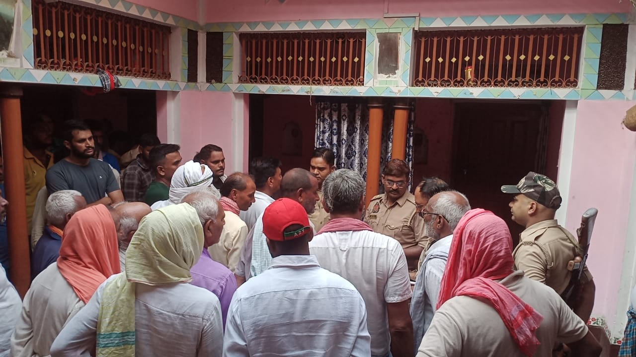 Chandauli News|Former district panchayat member son shot himself in ...